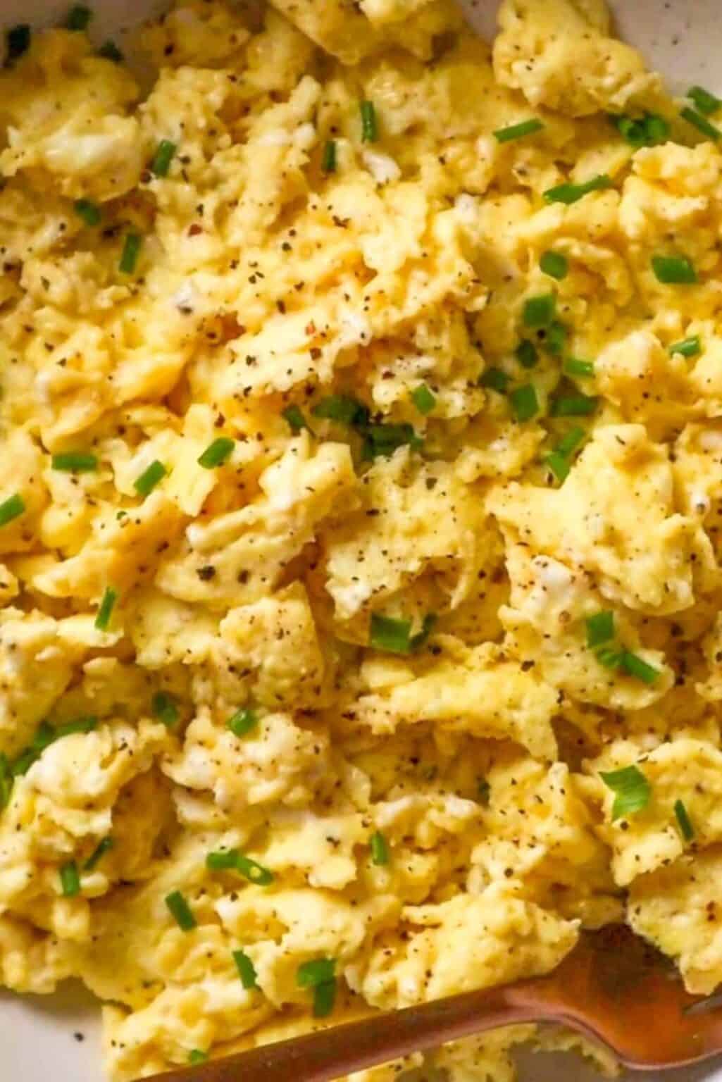 How to Make Perfect Scrambled Eggs - Must Love Garlic